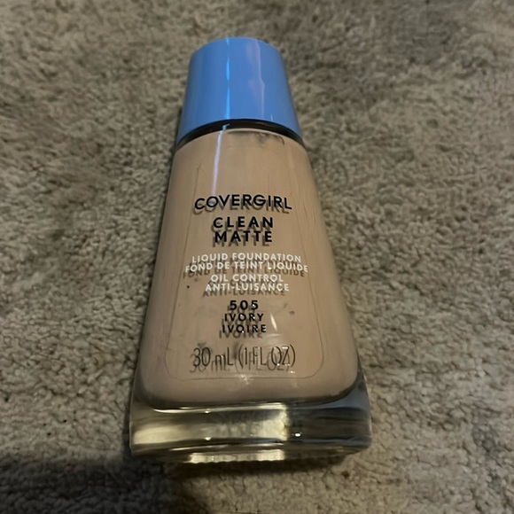 COVERGIRL | Makeup | Nwt Covergirl Liquid Matte Foundation 55 Ivory ...